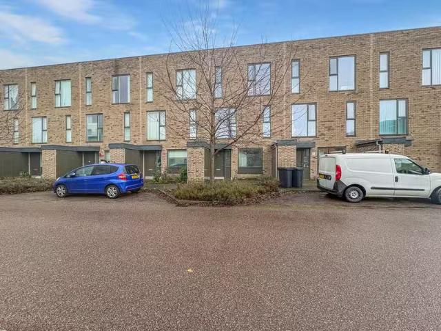 For Rent! 2 BA 3 bedroom terraced house for rent in Clay Farm.