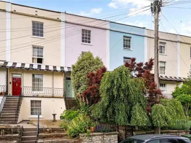 Cozy 2 BA 3 bedroom terraced house for rent in Fremantle Road.