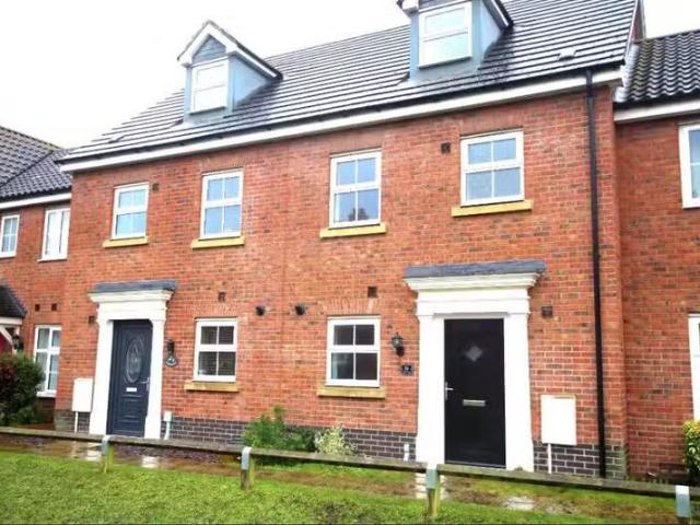 Cheap 2 BA 3 bedroom terraced house for rent in Spearmint Way.