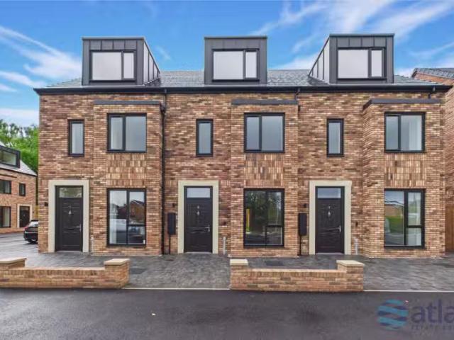 Deal! 2 BA 3 bedroom terraced house for rent in The Dales, Hal.