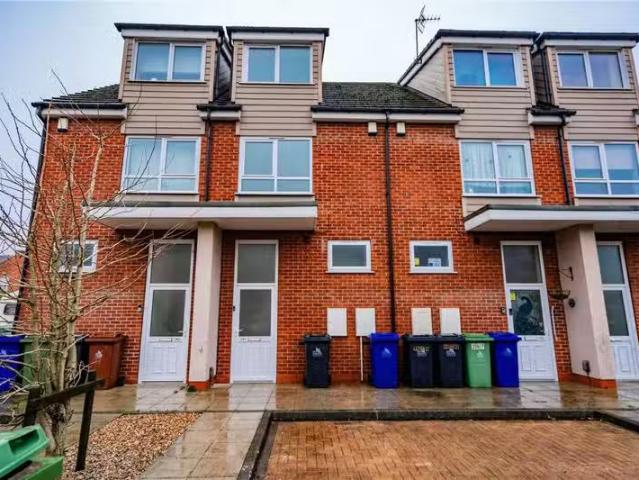 Cozy 2 BA 3 bedroom terraced house for rent in Willingham Stre.