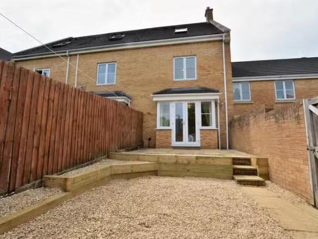 Cozy 2 BA 3 bedroom town house for rent in Orchard Gate, Bradl.