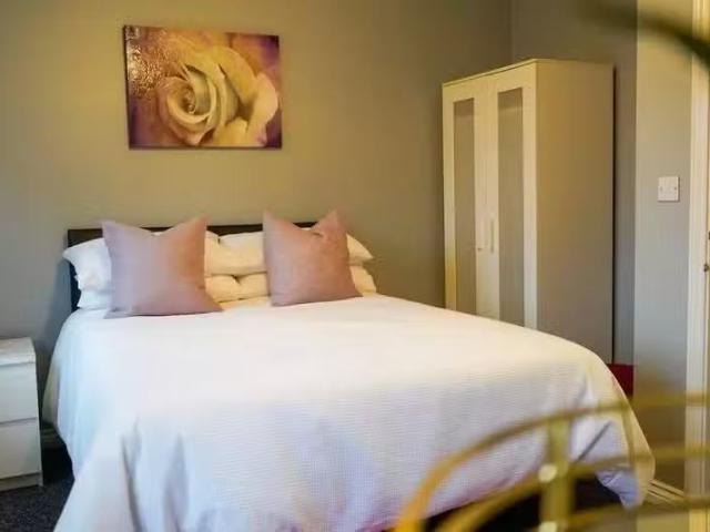 Deal! 2 BA 3 bedroom town house for rent in Signet Square, CV2