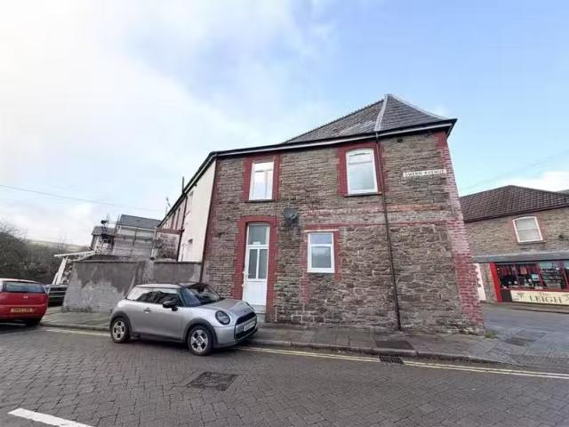 Deal! 2 BA 1 bedroom house for rent in Commercial Street Sengh.