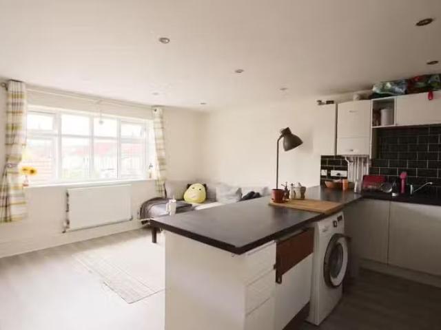 Cozy 2 BA 2 bedroom maisonette for rent in A Southmead Road, W.