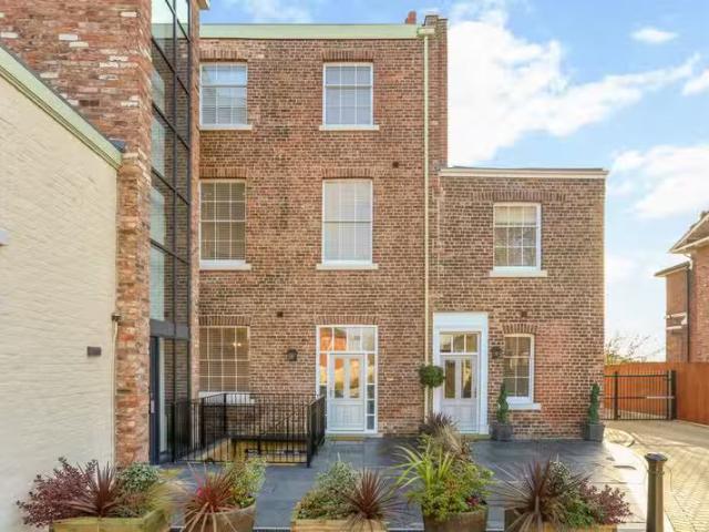 Deal! 2 BA 2 bedroom mews property for rent in Richmond Place.