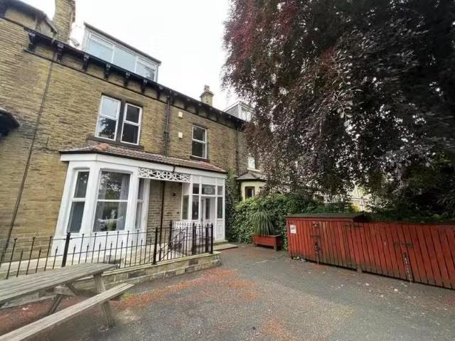 Cozy 2 BA 2 bedroom apartment for rent in Kirkgate, Shipley, B.