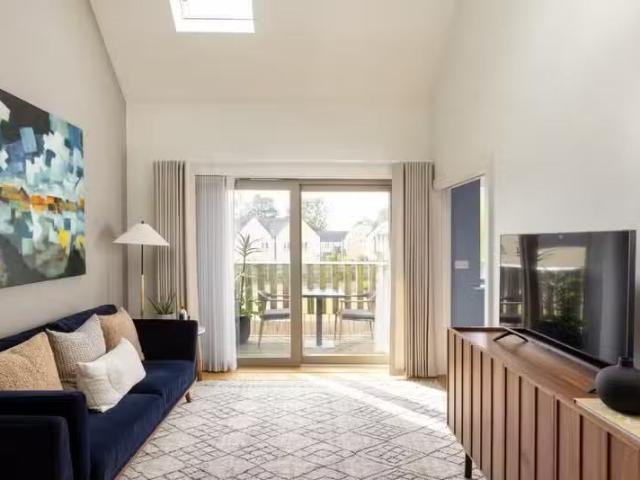 Nice 2 BA 2 bedroom duplex for rent in Cirencester Road, Tetbu.