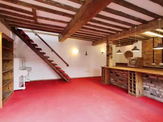 Deal! 2 BA 2 bedroom detached house for rent in Chapel Street.