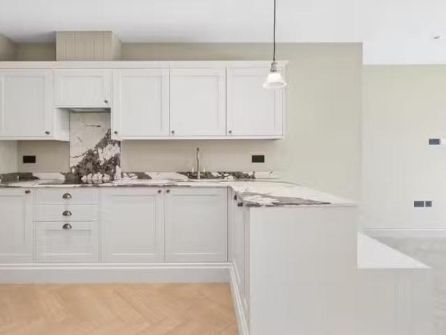 Rental! 2 BA 2 bedroom flat for rent in Copsem Lane, Esher, Su.