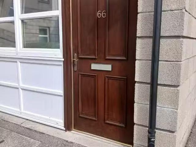 Cozy 2 BA 2 bedroom flat for rent in Charles Street, Aberdeen.