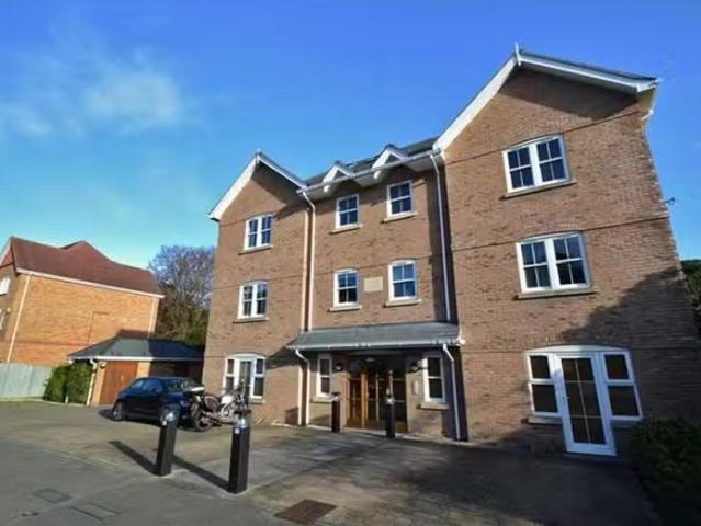 Cheap 2 BA 2 bedroom flat for rent in Alum Chine, BH4