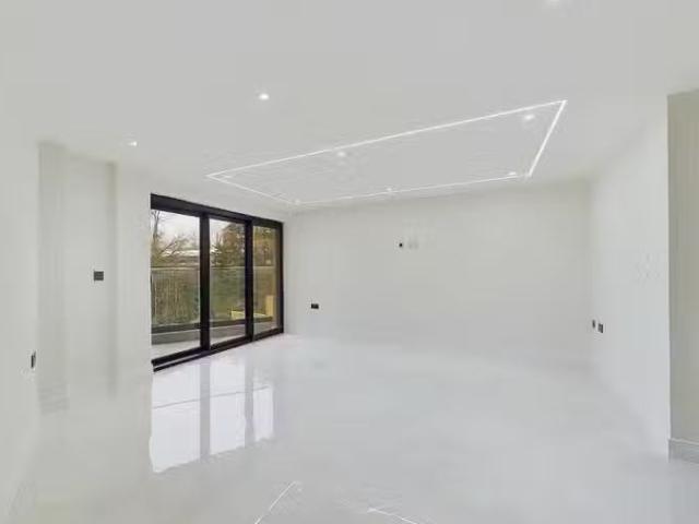 Deal! 2 BA 2 bedroom flat for rent in Apartment 2, Silver Leav.