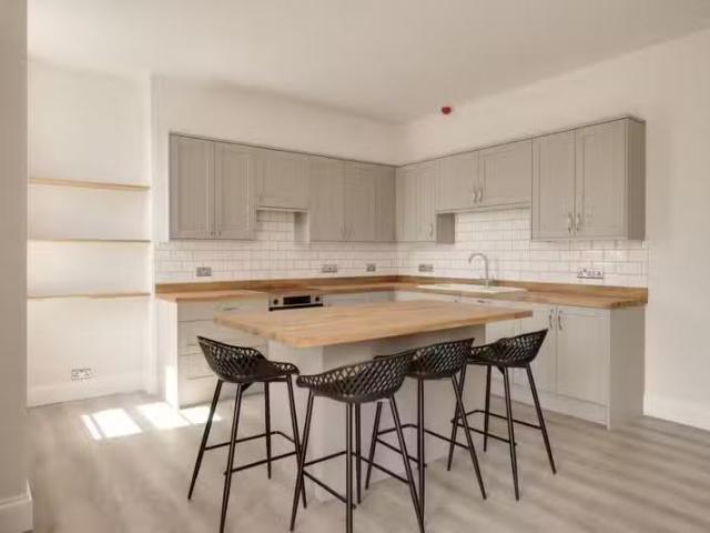 Rental! 2 BA 2 bedroom flat for rent in Beaufort Road, Clifton.