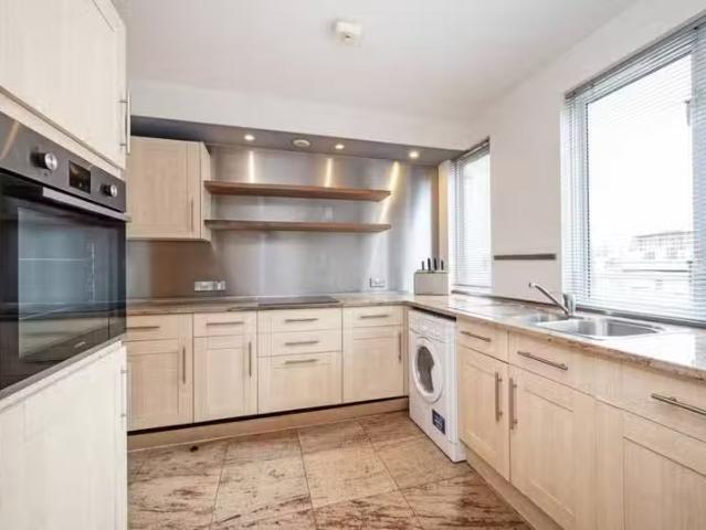 Cheap 2 BA 2 bedroom flat for rent in Dingley Road, Islington.