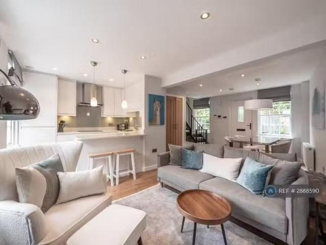 Cozy 2 BA 2 bedroom flat for rent in King's Stables Lane, Edin.