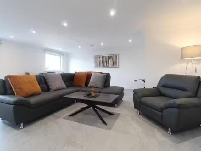 Cozy 2 BA 2 bedroom flat for rent in Hydro House, Union Street.