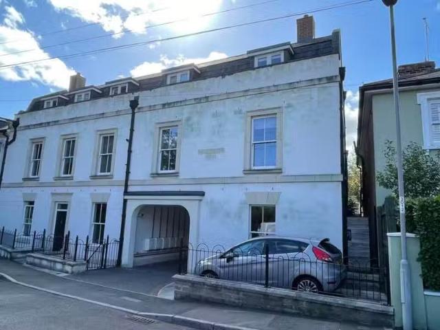Unique 2 BA 2 bedroom flat for rent in Oakfield Street, Blandf.