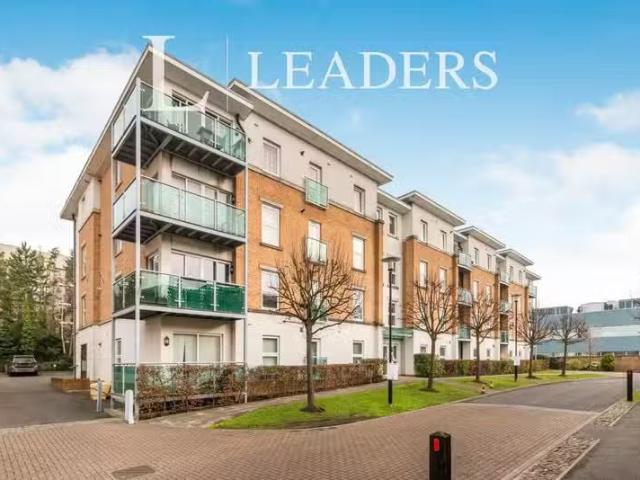 Cozy 2 BA 2 bedroom flat for rent in Sheridan House, Highbury.