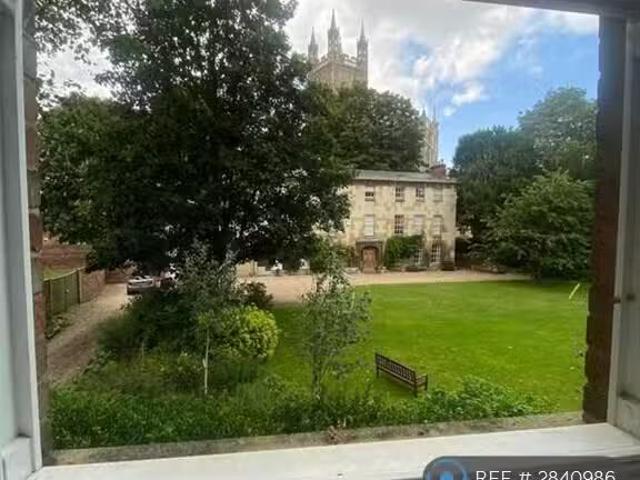 Cozy 2 BA 2 bedroom flat for rent in St. Johns Lane, Glouceste.