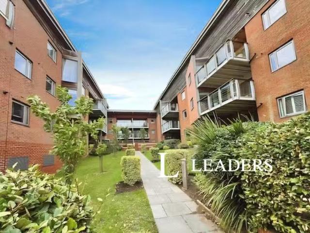 Just in! 2 BA 2 bedroom flat for rent in Park View Road, Hove.