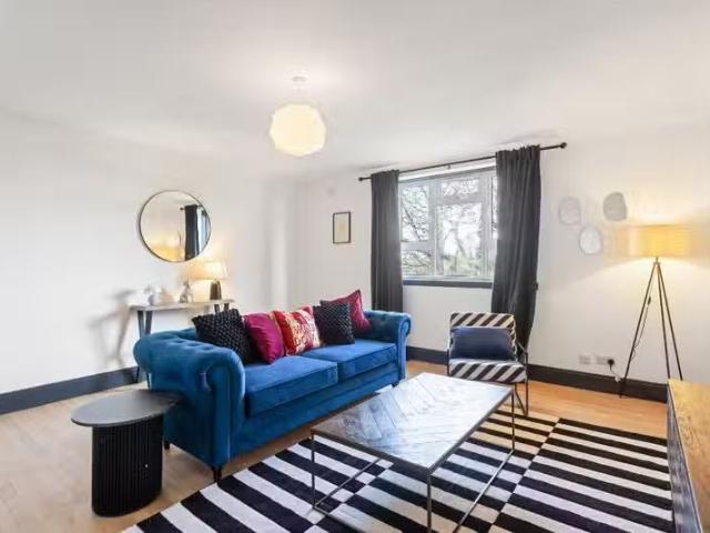 Deal! 2 BA 2 bedroom flat for rent in Woodhall Road, Edinburgh.