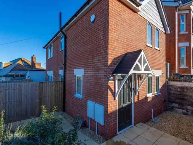 New 2 BA 2 bedroom house for rent in Homeside Road, Bournemout.