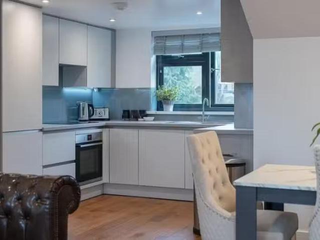 Cheap 2 BA 2 bedroom penthouse for rent in Banstead Road, Purl.