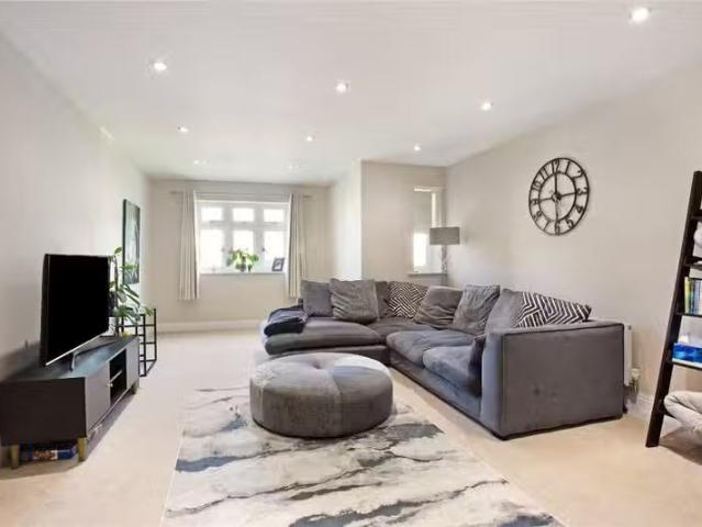 Rental! 2 BA 2 bedroom property to let in Ember Lane, Esher, S.