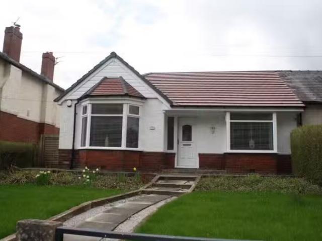 Cozy 2 BA 2 bedroom semi detached bungalow for rent in 116 Reg.