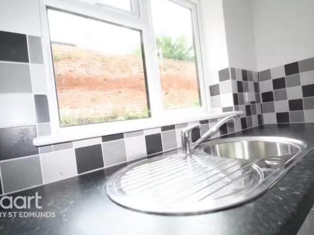 Cheap 2 BA 2 bedroom terraced house for rent in Eastgate Stree.