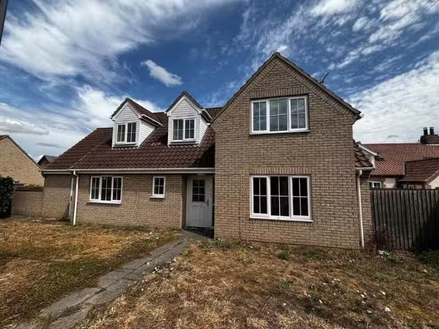 Deal! 2 BA 4 bedroom chalet for rent in Eriswell Road, Lakenhe.