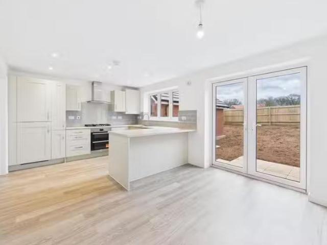 Rental! 2 BA 4 bedroom detached house for rent in Oakley Road.