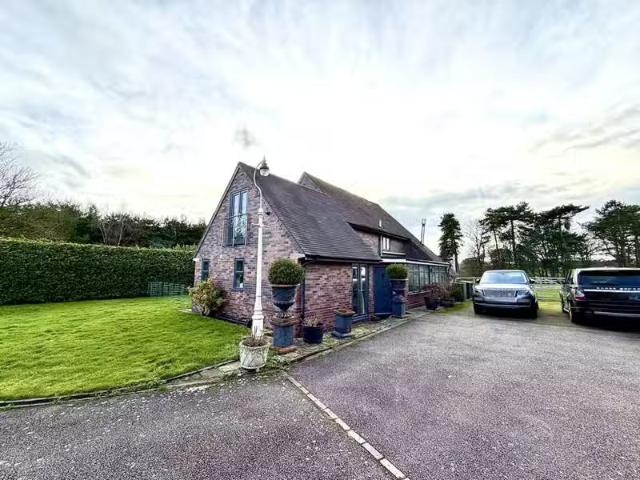Unique 2 BA 4 bedroom detached house for rent in Carroway Head.