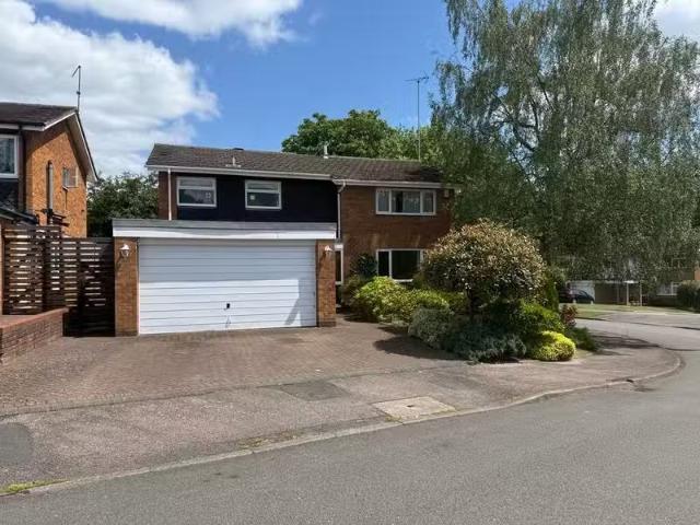 Cozy 2 BA 4 bedroom detached house for rent in Greville Drive.