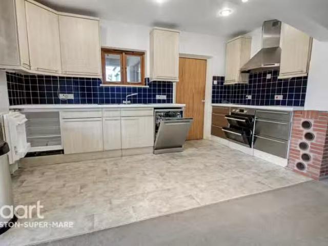 Unique 2 BA 4 bedroom detached house for rent in Lippiatt Lane.