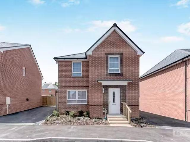 Cozy 2 BA 4 bedroom detached house for rent in Tangmere Road.