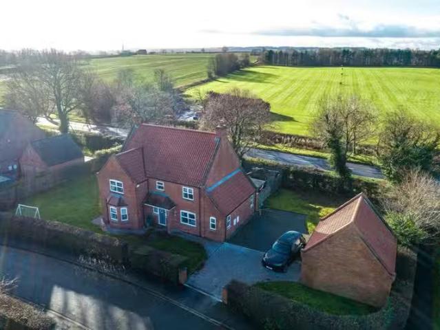 For Rent! 2 BA 4 bedroom detached house for rent in The Drive.
