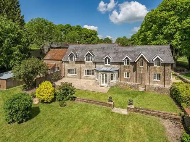 Just in! 2 BA 4 bedroom detached house for rent in Wynford Eag.