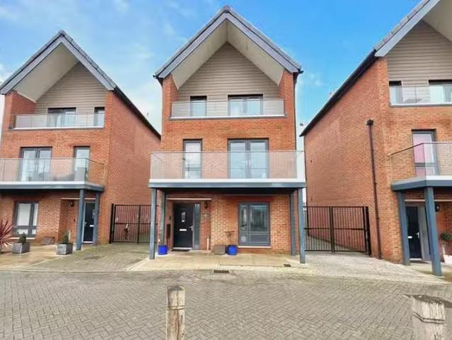 Charming 2 BA 4 bedroom detached house for rent in Woking, Sur.