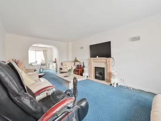 Unique 2 BA 4 bedroom detached house for rent in Woodland Clos.