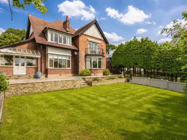 Cozy 2 BA 4 bedroom flat for rent in Glengariff Road, Lower Pa.