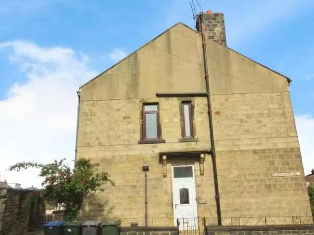 Cozy 2 BA 4 bedroom flat for rent in Fourlands Road, Bradford.