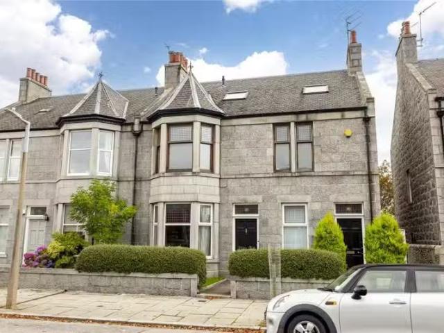Cozy 2 BA 4 bedroom flat for rent in Richmondhill Place, Midst.