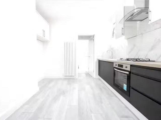 Cheap 2 BA 4 bedroom house for rent in Charlemont Road, London.