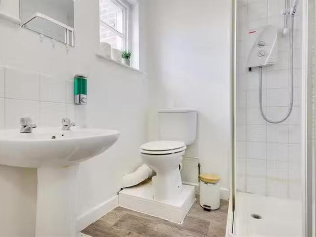 Deal! 2 BA 4 bedroom house for rent in Poole Hill, Bournemouth.