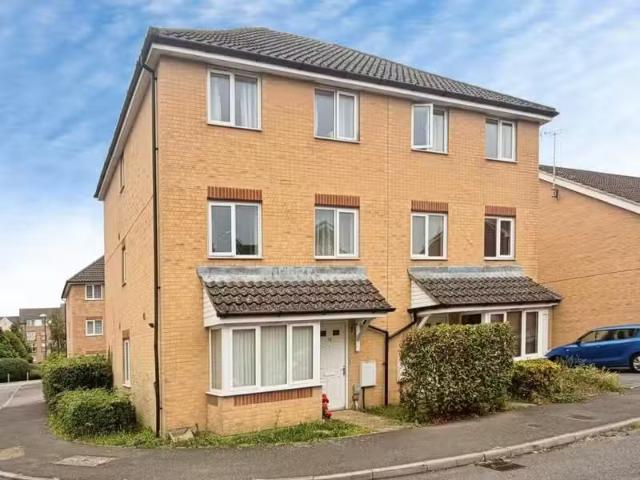 Cozy 2 BA 4 bedroom semi detached house for rent in Cheal Way.
