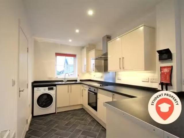 For Rent! 2 BA 4 bedroom semi detached house for rent in Brook.