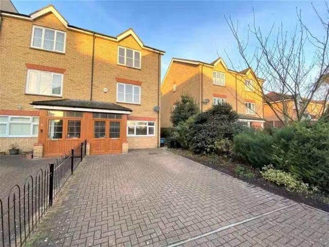 Cheap 2 BA 4 bedroom semi detached house for rent in Fieldhous.