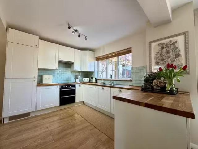 Deal! 2 BA 4 bedroom semi detached house for rent in Lisle Gar.